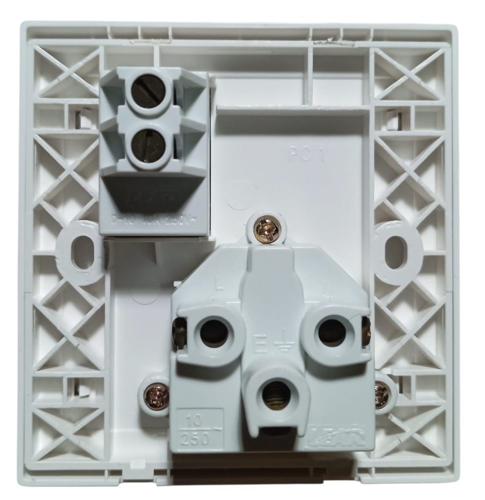 Lear Super White Multi Socket 13/AMP – Bin Adam Electric